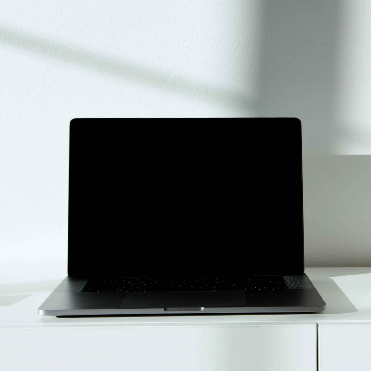 Laptop Screen Black? Causes & Fixes Before Replacing – Wisetek Market EU